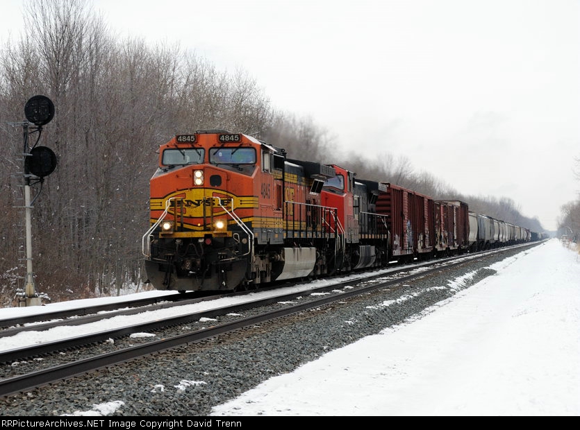 BNSF 4845 leads Westbound CSX Q351 at MP111